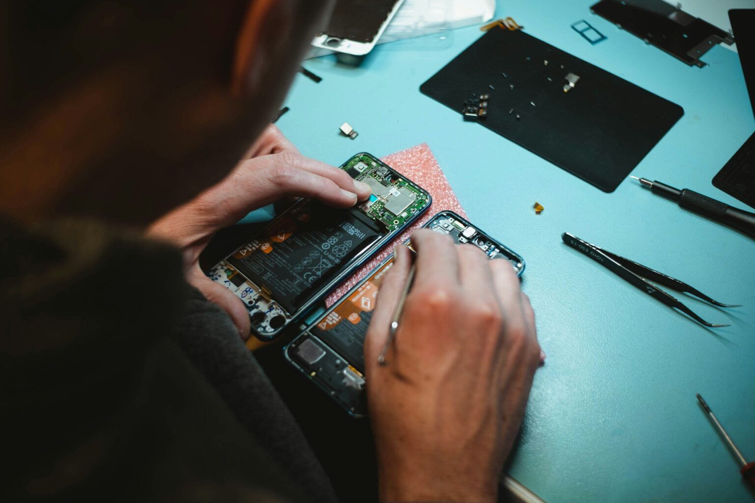 The Complete Guide to Repairing Your Cracked Phone Screen